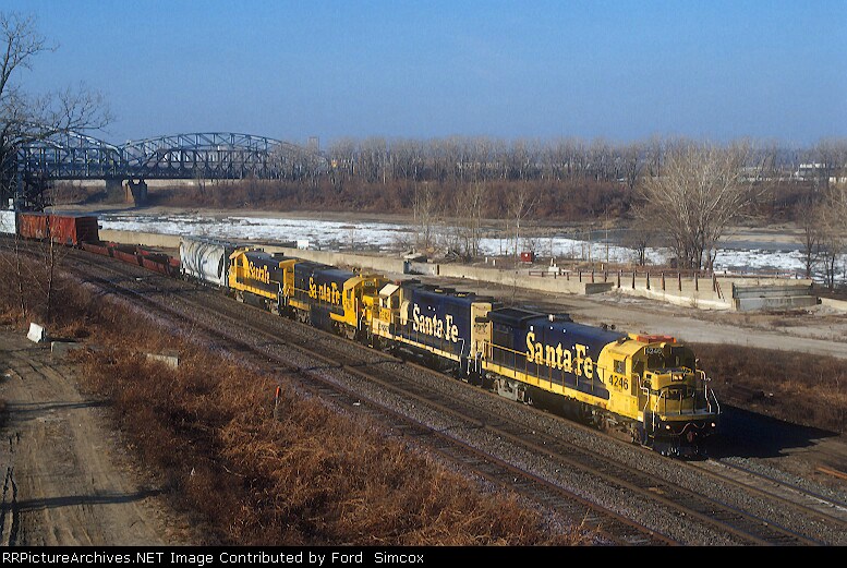 BNSF 4246 @ Grand Ave.